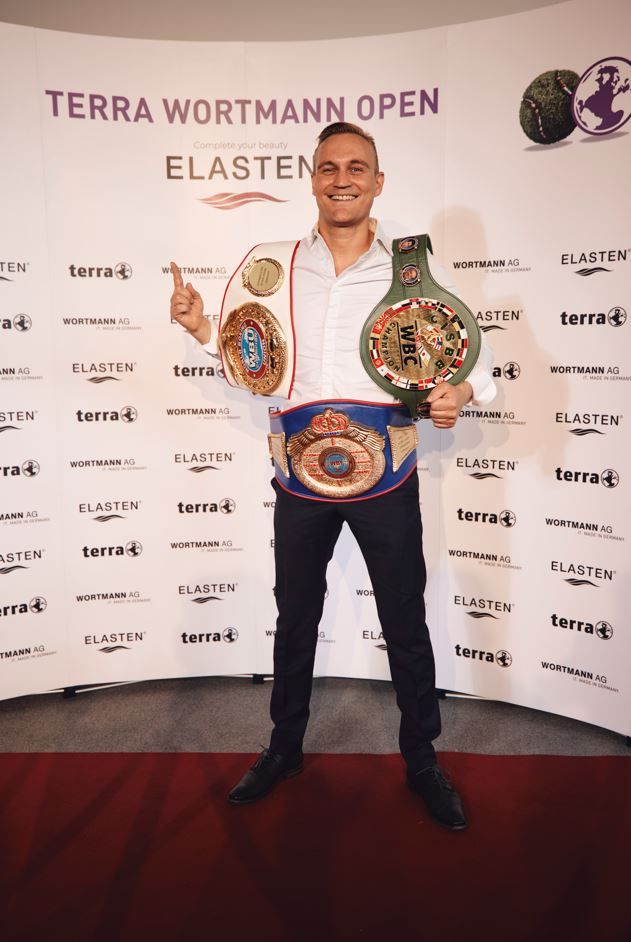 Promis feiern auf der „Elasten Night“ das 30. Jubiläum der "Terra ...