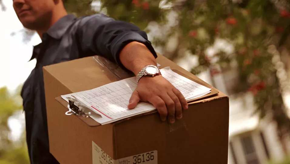 Paket-Abholschein geht viral: Bote verhindert Brand in Kita und wird ...