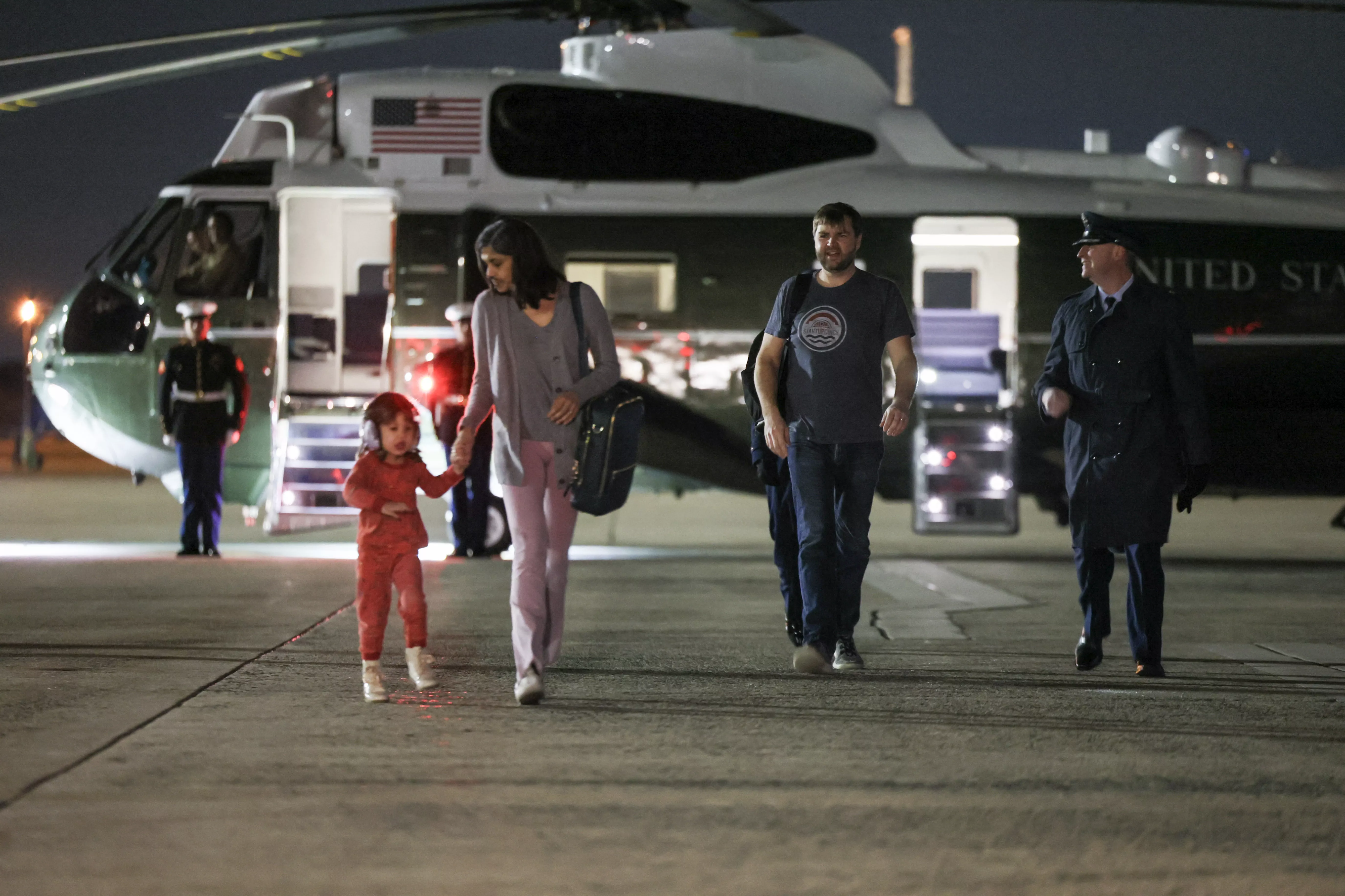 JD Vance & Familie: Im Pyjama in den Jet, im Business-Look wieder ...