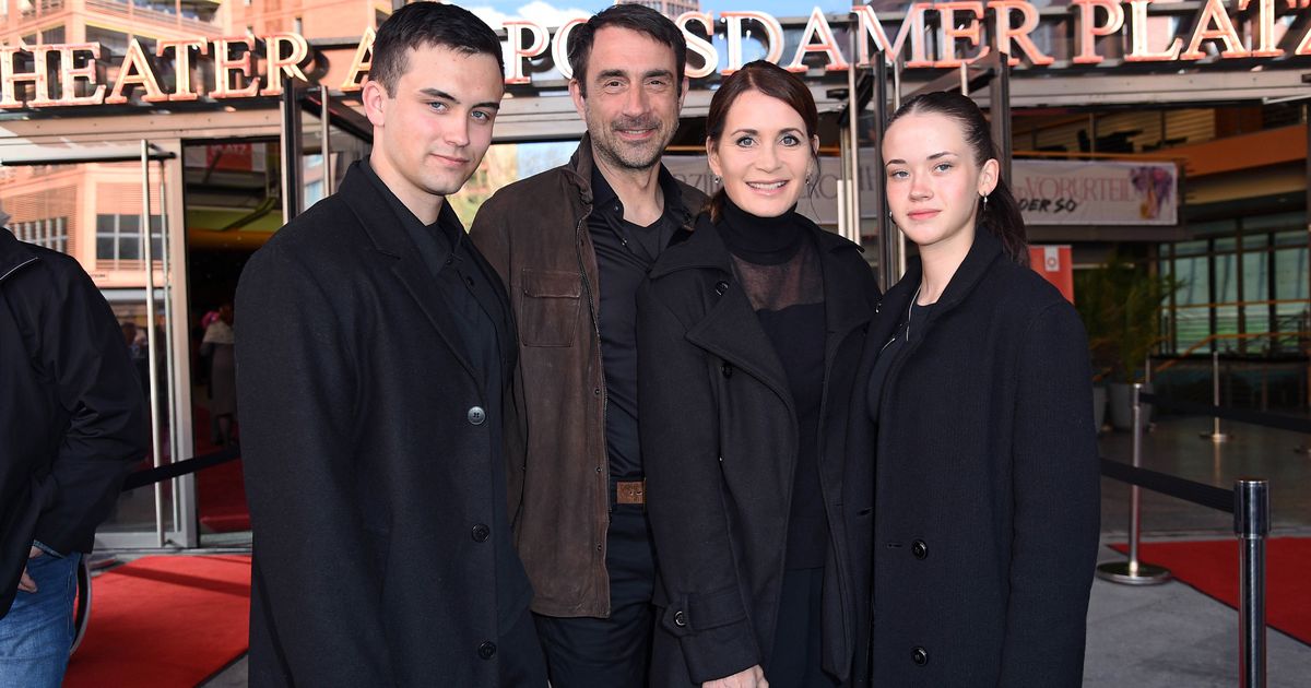 Anja Kling bezaubert mit Ehemann und Kindern auf dem roten Teppich ...