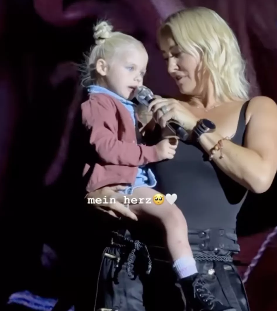 Als Sarah Connor ein kleines Mädchen auf die Bühne holt, geht allen das ...