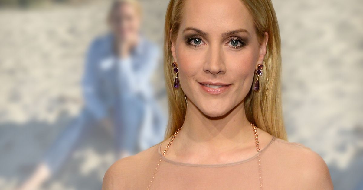 "Tagesschau"-Sprecherin Judith Rakers: Barfuß im Sand: Sie zeigt sich am Strand | BUNTE.de