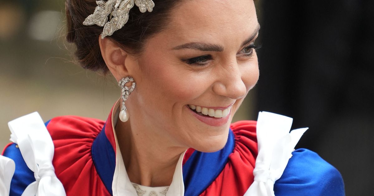 Strahlendes Krönungs-Outfit: Prinzessin Kate bringt Gäste zum Raunen | BUNTE.de