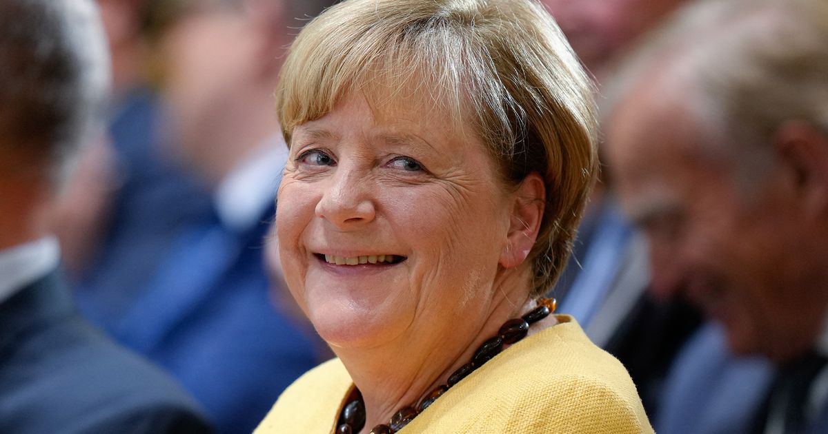 Angela Merkel sticht zwischen Anzugträgern bester Laune & in ...