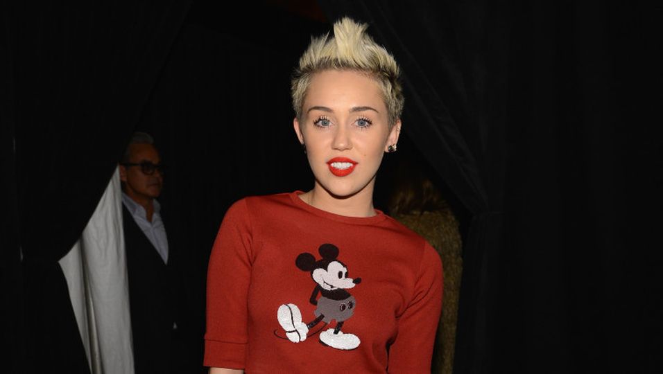 Miley Cyrus macht es vor: Mickey Mouse-Shirts sind voll im Trend | BUNTE.de