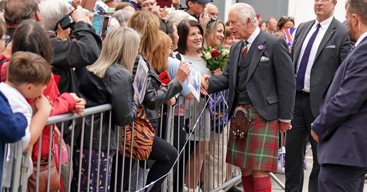 König Charles III.: Gut gelaunt in Schottland | BUNTE.de