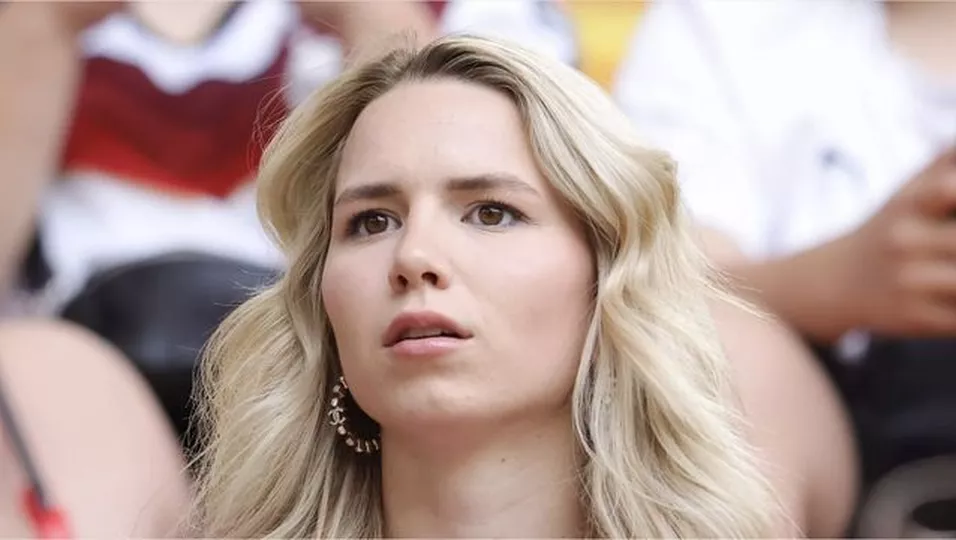 1. Foto zeigt das Baby von Anika und Manuel Neuer | BUNTE.de