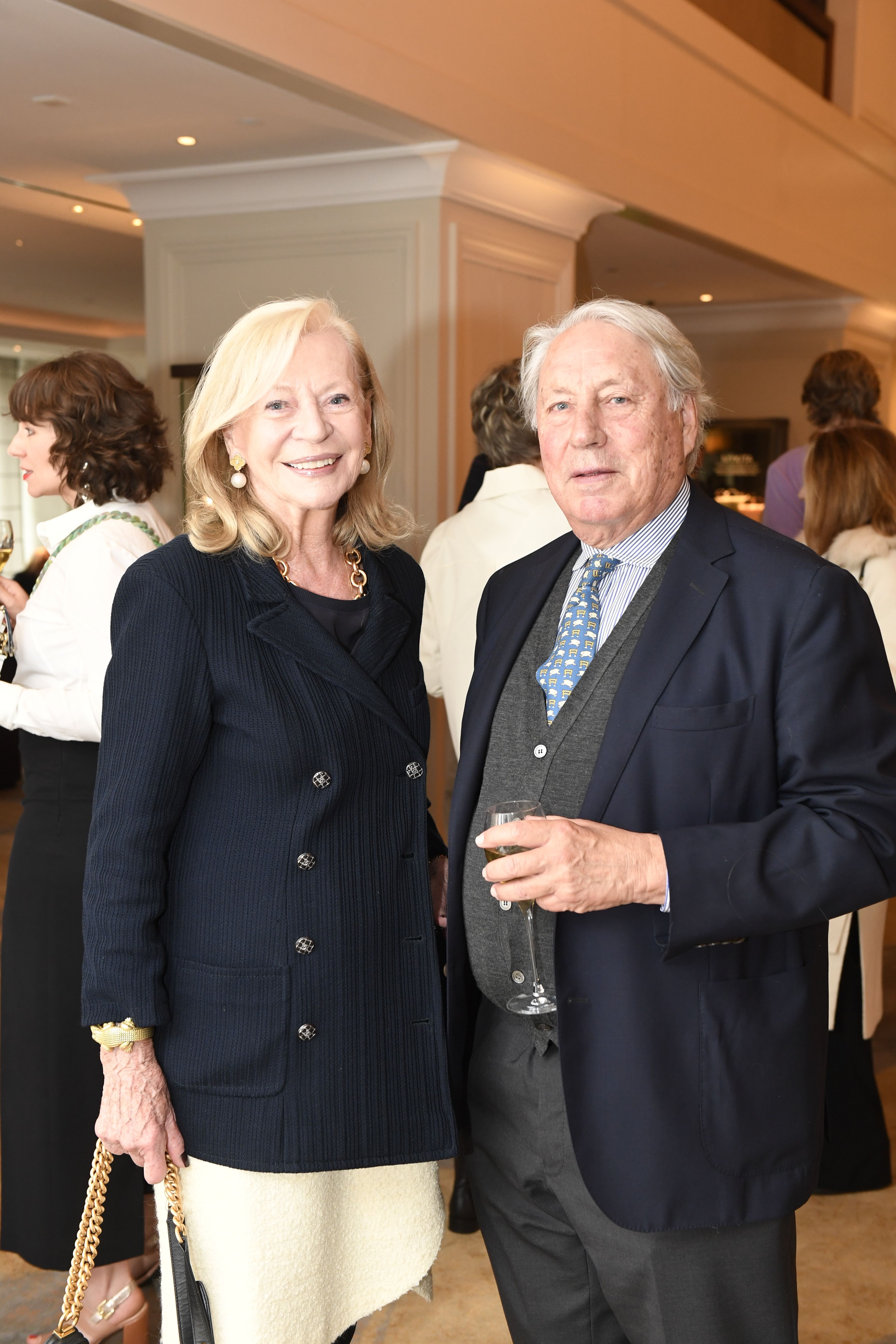 "Flower Power": Blütenpracht und Promi-Besuch im Münchener Luxushotel ...