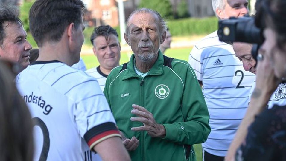 Christoph Daum: Trotz schwerer Krebsdiagnose steht er wieder auf dem ...