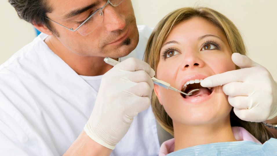 Zahnstein: Zahnstein entfernen lassen: Verschiedene Methoden | BUNTE.de