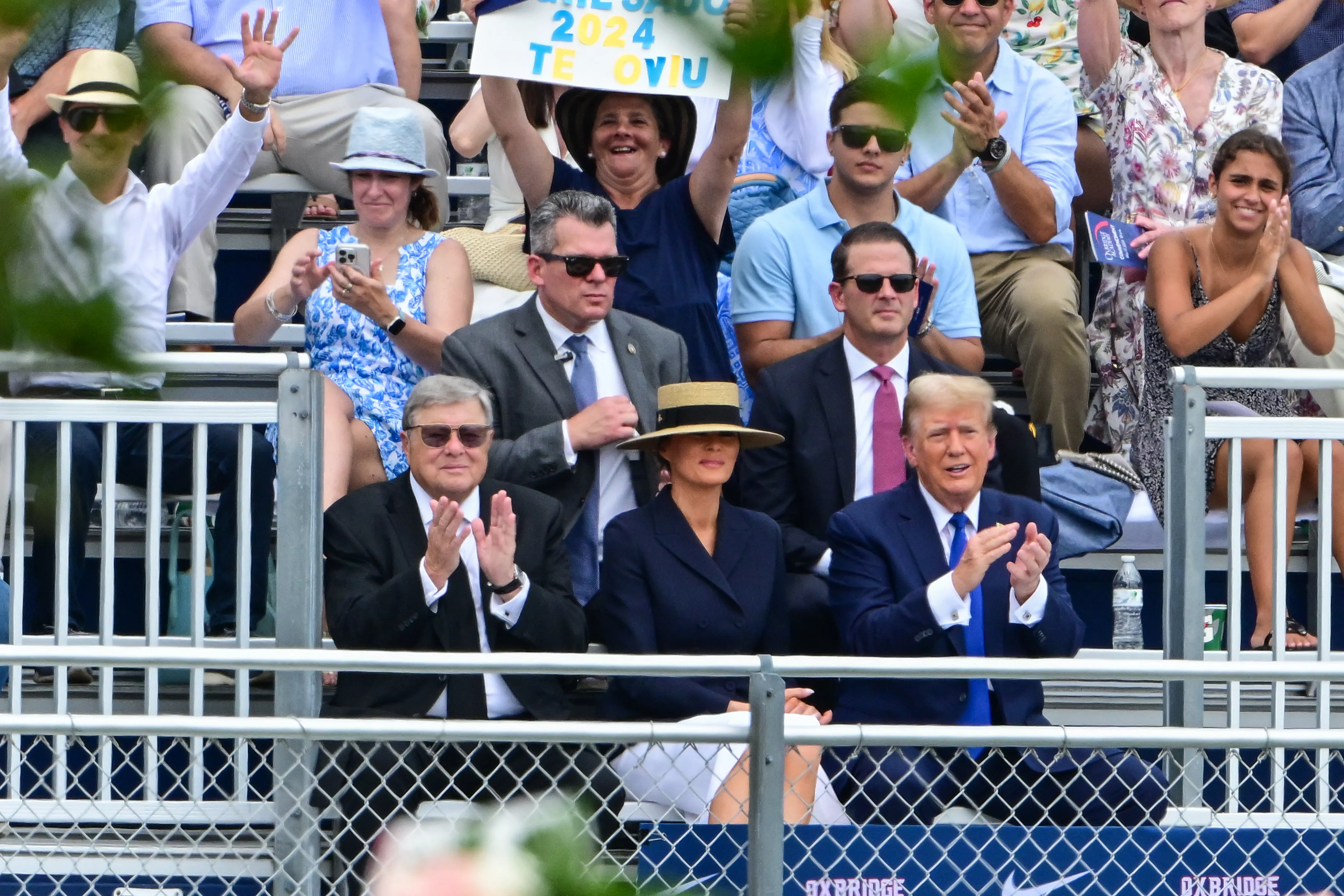 Plötzlich holt Trump Sohn Barron (18) auf die Bühne | BUNTE.de