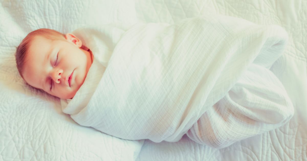 Hebammen-Tipp: Babys einwickeln: Ärzte warnen! Was du über richtiges ...