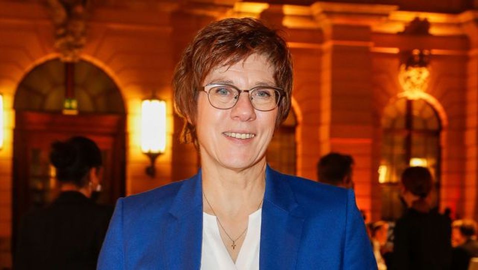 Annegret Kramp-Karrenbauer wird 62 – so sah sie früher aus | BUNTE.de