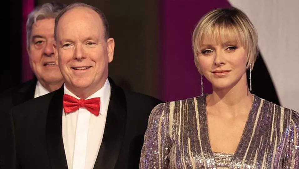 Caroline und Alexandra von Hannover stehen sich beim Rosenball in ...