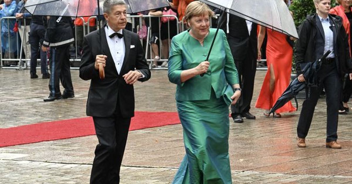 Angela Merkel & Joachim Sauer mit Partner-Regenschirmen bei den ...