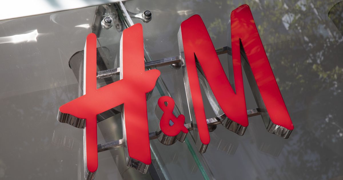 Keine Bluse kaschiert die Oberarme so gekonnt wie diese von H&M | BUNTE.de