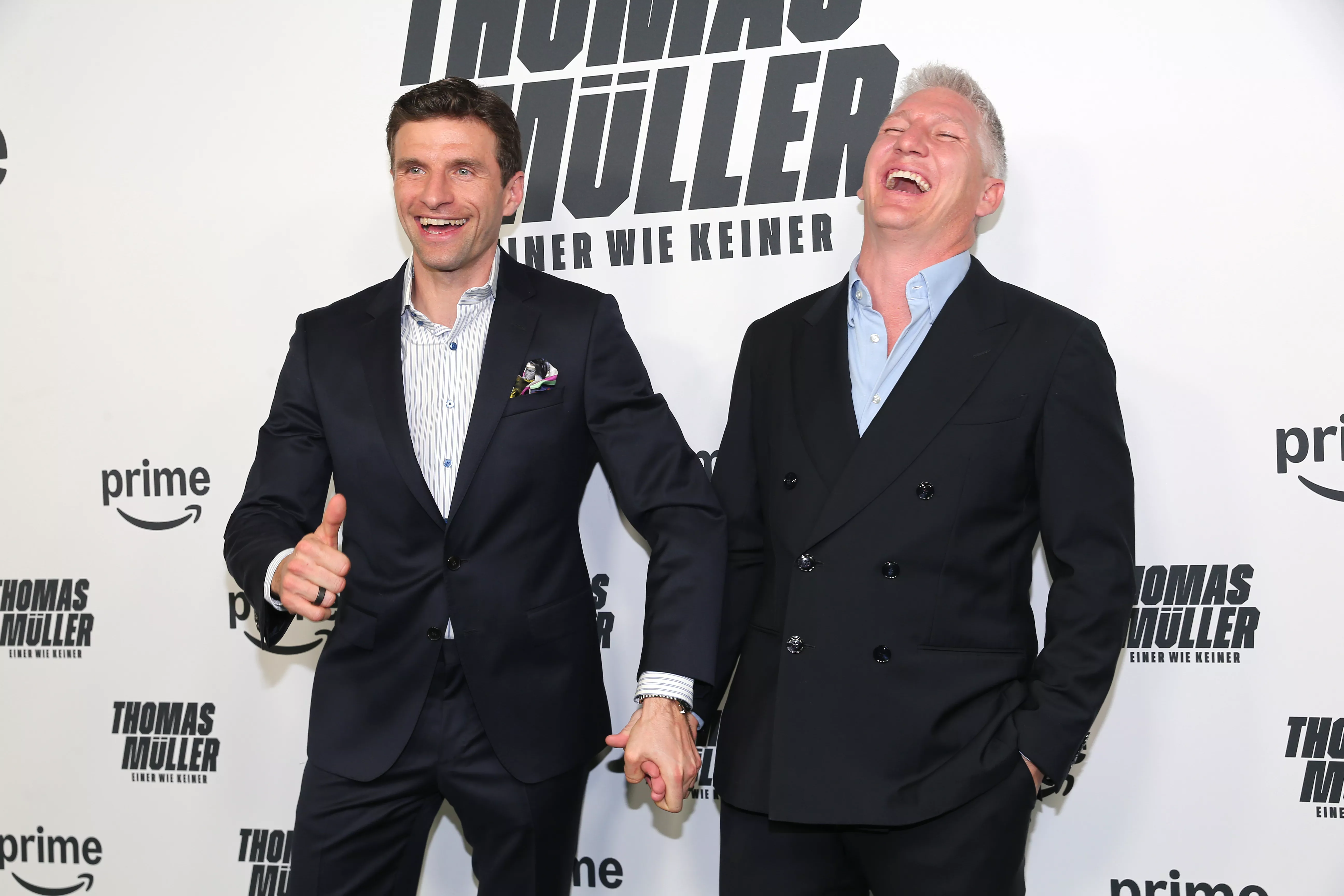 Thomas Müller hält Händchen bei Premiere – aber nicht mit seiner Frau ...