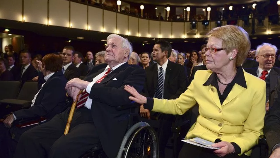 Helmut Schmidt (†96): Seine Tochter erweist ihm die letzte Ehre | BUNTE.de