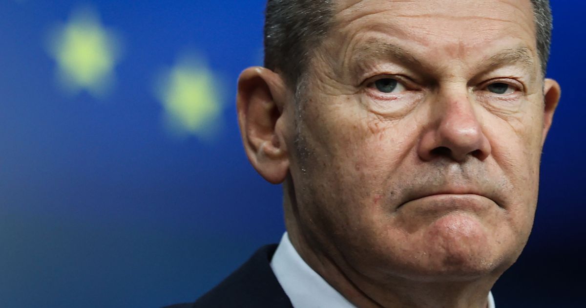 Sicherheits-Panne: Mann umarmt Bundeskanzler Olaf Scholz | BUNTE.de