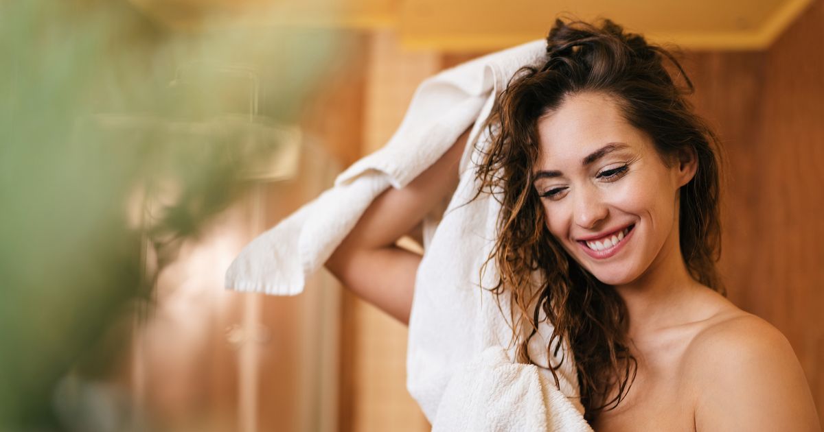 Nasse Haare: Warum du deine Haare nicht ins Handtuch wickeln solltest ...