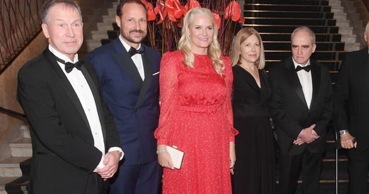 Mette-Marit von Norwegen : Beim Nobelpreis setzt sie auf Feuerrot ...