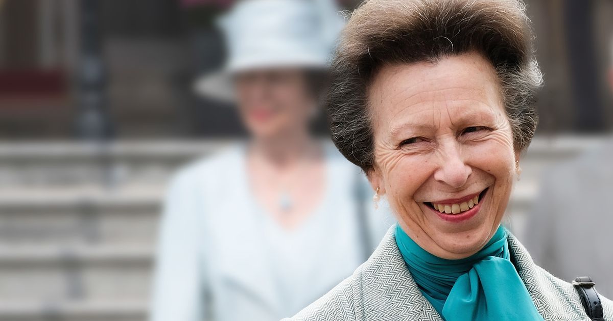 Prinzessin Anne: Elegant wie das ewige Eis! Für die erste Gartenparty ...