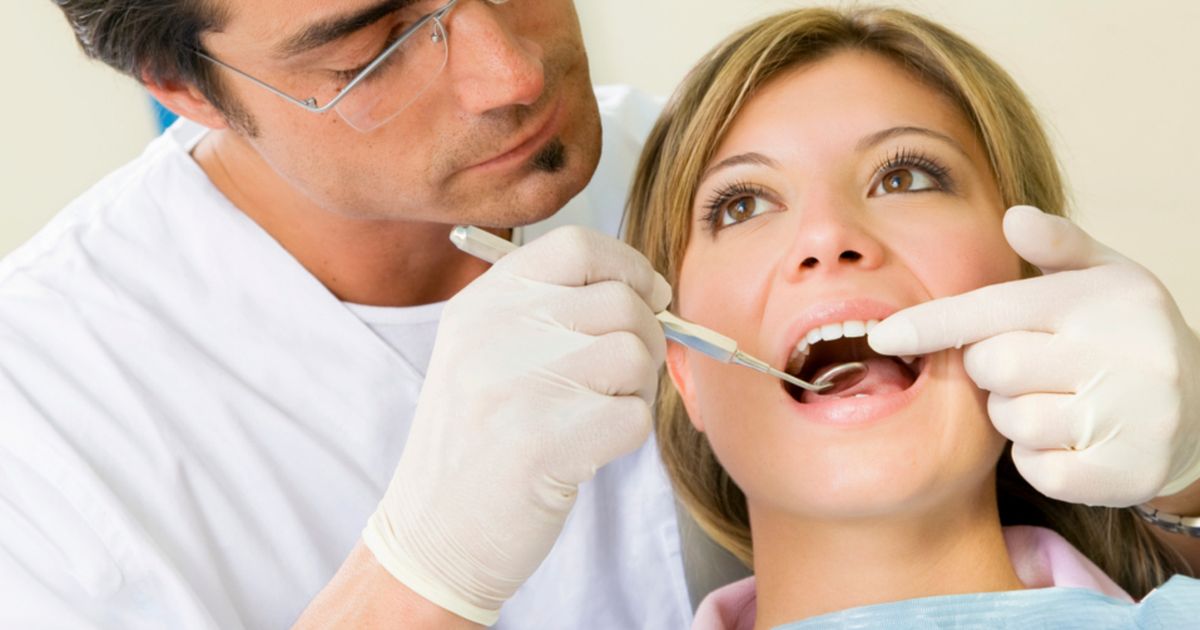 Zahnstein: Zahnstein entfernen lassen: Verschiedene Methoden | BUNTE.de