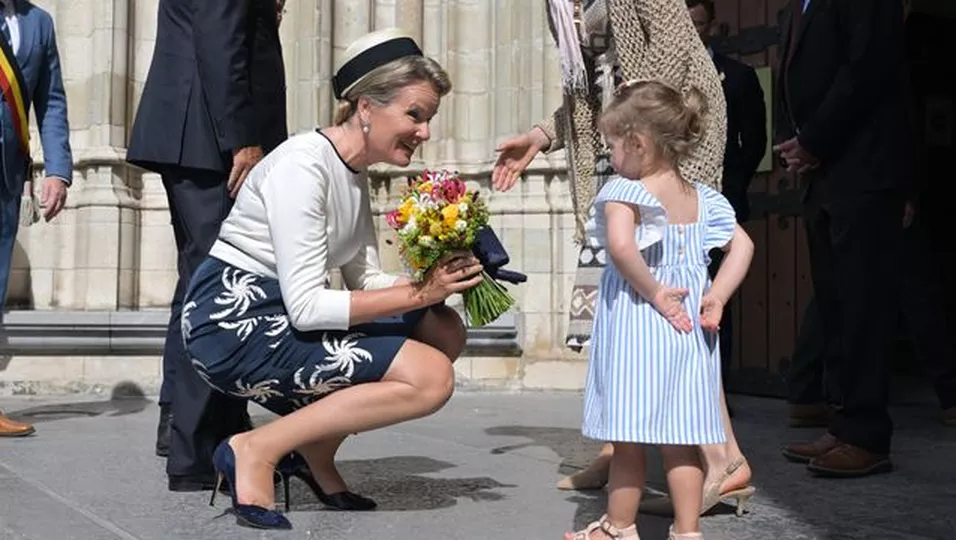 Mathilde von Belgien: Königin der leuchtenden Farben: Im pinken Cape ...