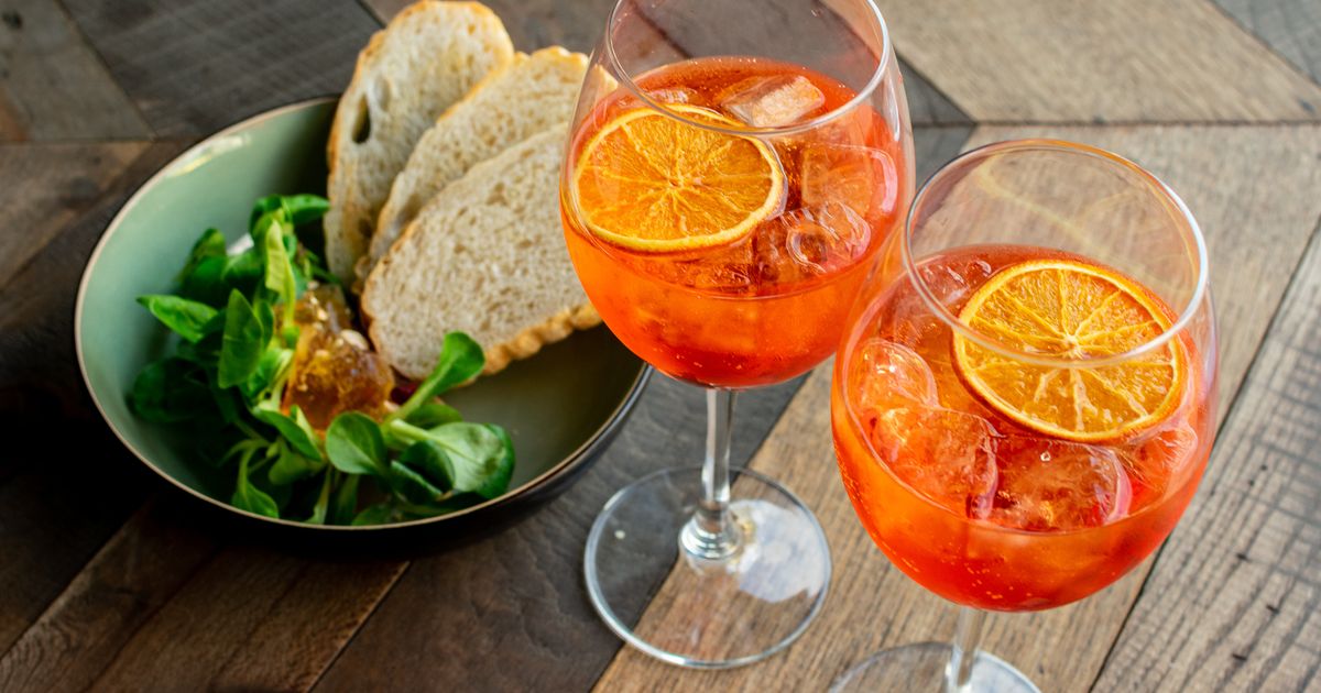 Glitter Spritz: Mit einer Extra-Zutat wird dein Aperol zum Hingucker ...