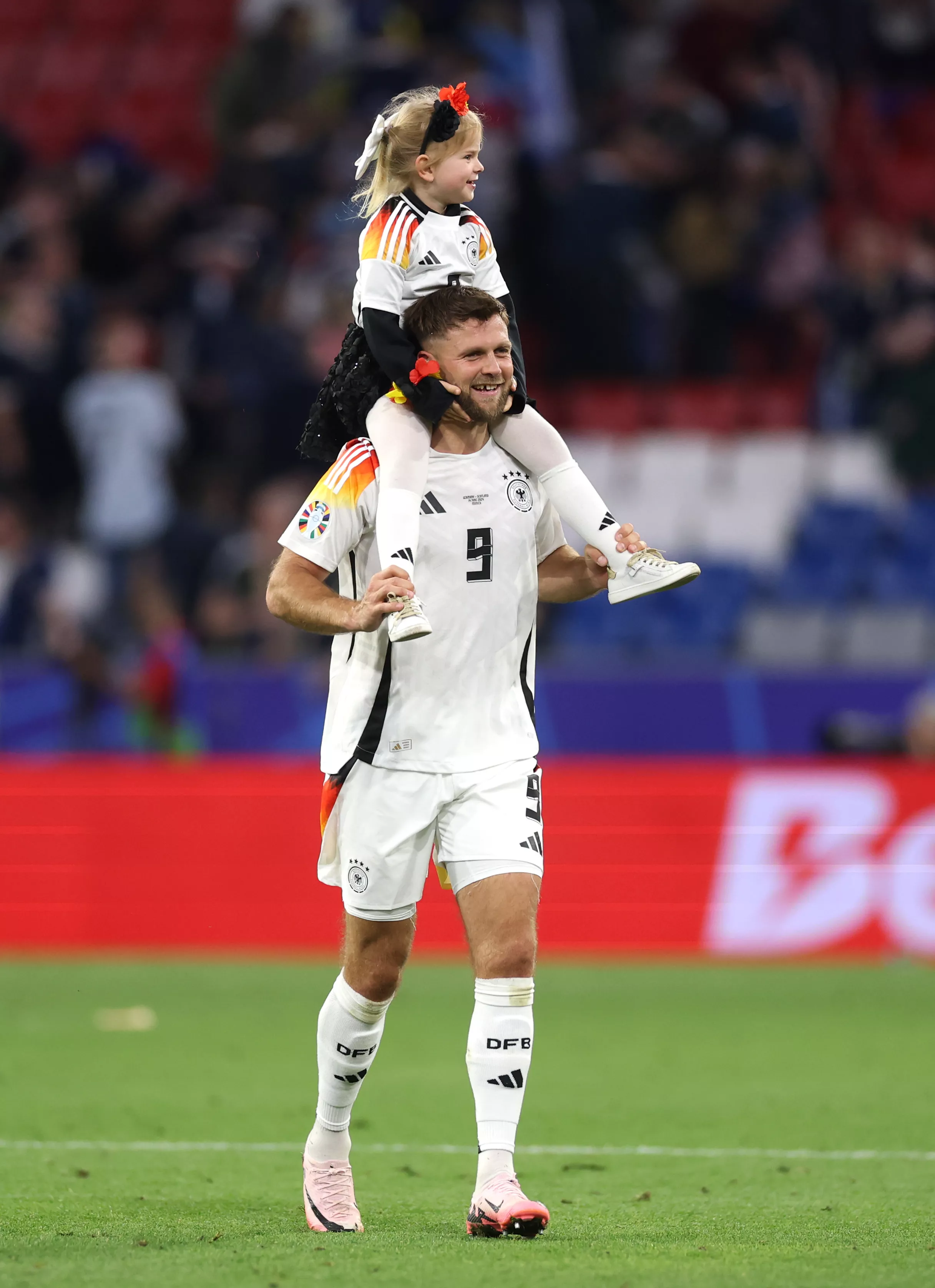 Süßer Moment von Niclas Füllkrug & Tochter Emilia bei Deutschland-Sieg | BUNTE.de