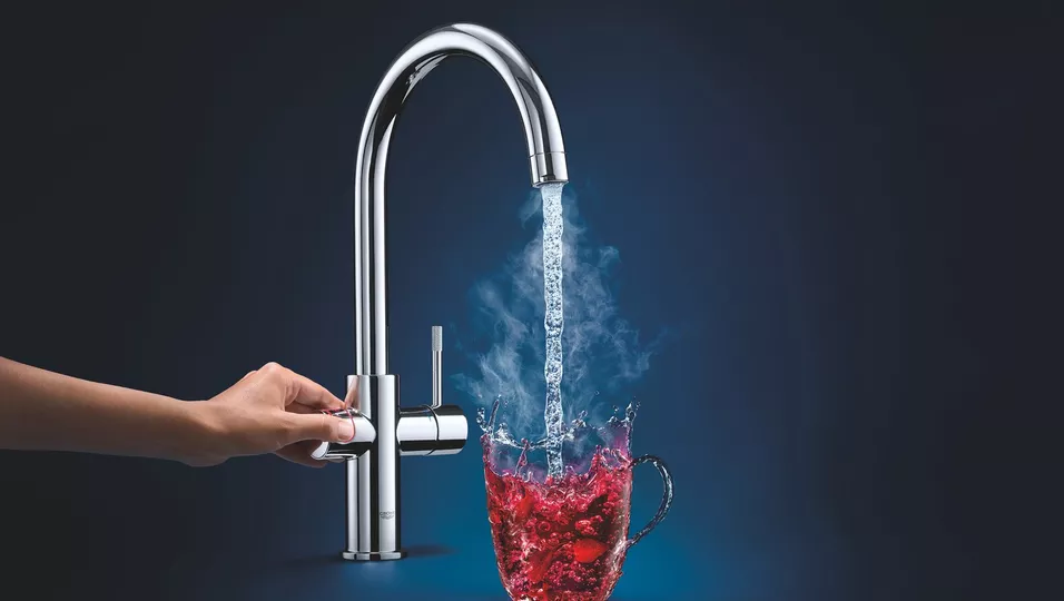 Elegantes Heißes Wasser Aus Dem Hahn Ebenbild