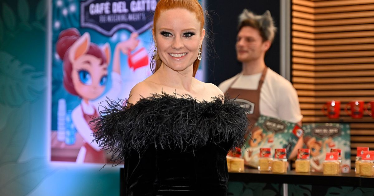 "GNTM"-Gewinnerin Barbara Meier: Im Feder-Samtkleid sieht sie ...