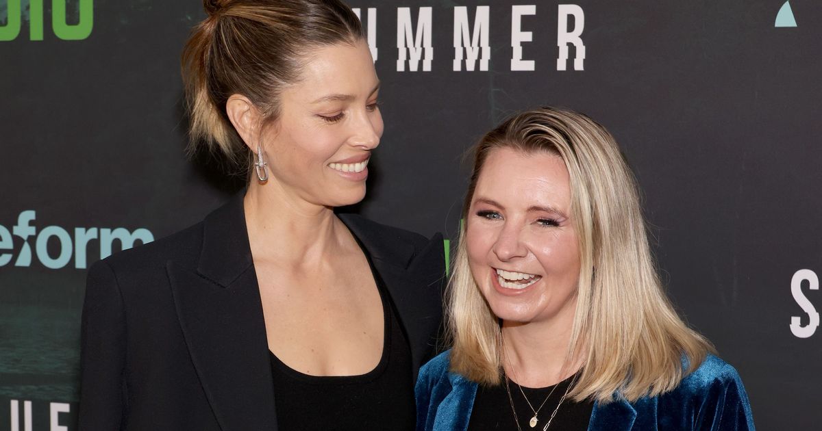 Jessica Biel & Beverley Mitchell aus "Eine himmlische Familie" wieder ...