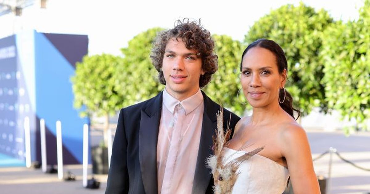 Barbara Beckers Sohn Elias lässt seine Muskeln spielen | BUNTE.de