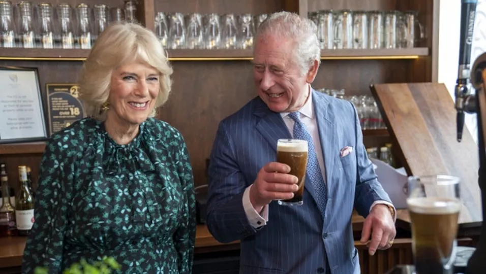 Prinz Charles: Hier sorgt er für Lacher – beim Bierzapfen benötigt er ...