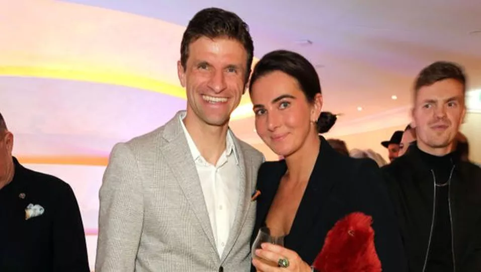 Süße Szenen im Stall – Thomas Müller kuschelt mit tierischem Zuwachs ...