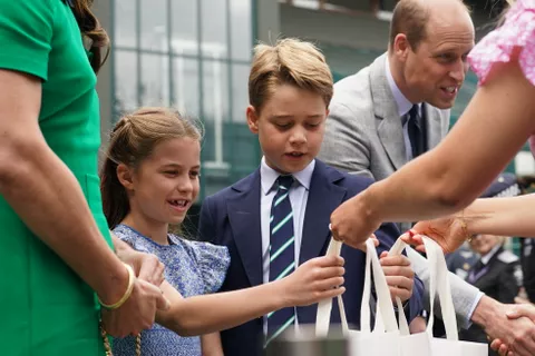 Prinzessin Charlotte: Hand in Hand mit Mama Kate: Ihr erster Wimbledon ...