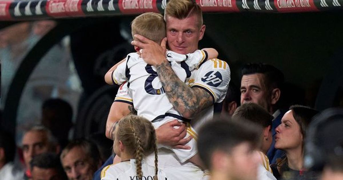 Toni Kroos ist mit seinen Kindern auf dem Spielfeld – plötzlich kullern ...