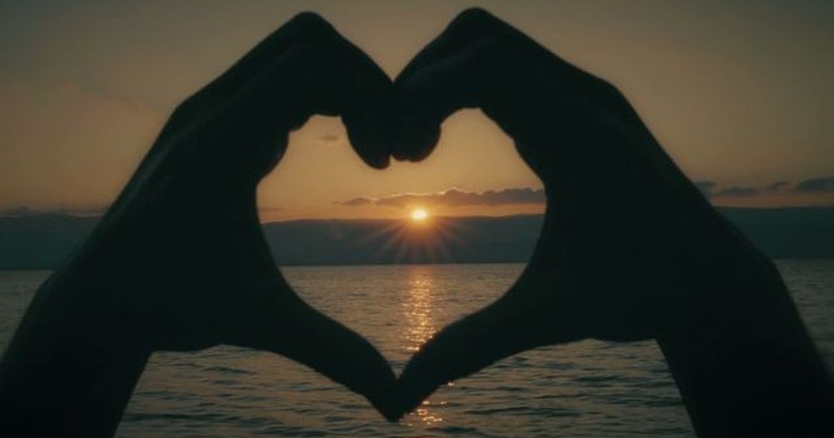 Beliebtes Emoji: Das bedeutet das Herz aus Händen | BUNTE.de