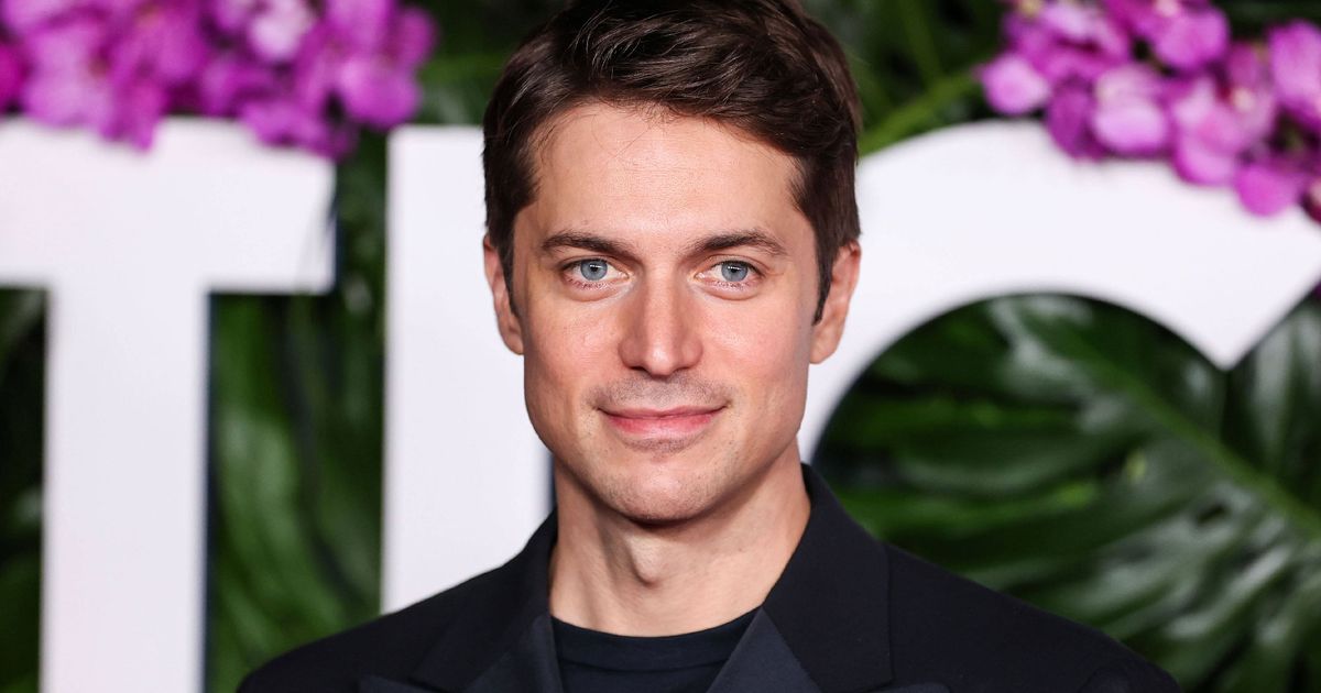 "Emily in Paris"-Star Lucas Bravo verrät: So ist George Clooney am Set ...