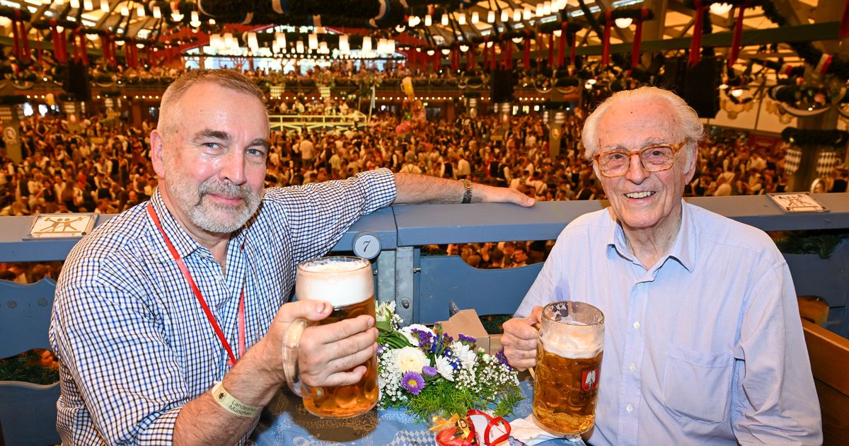 Herzog Franz von Bayern zeigt sich mit seinem Partner auf der Wiesn ...