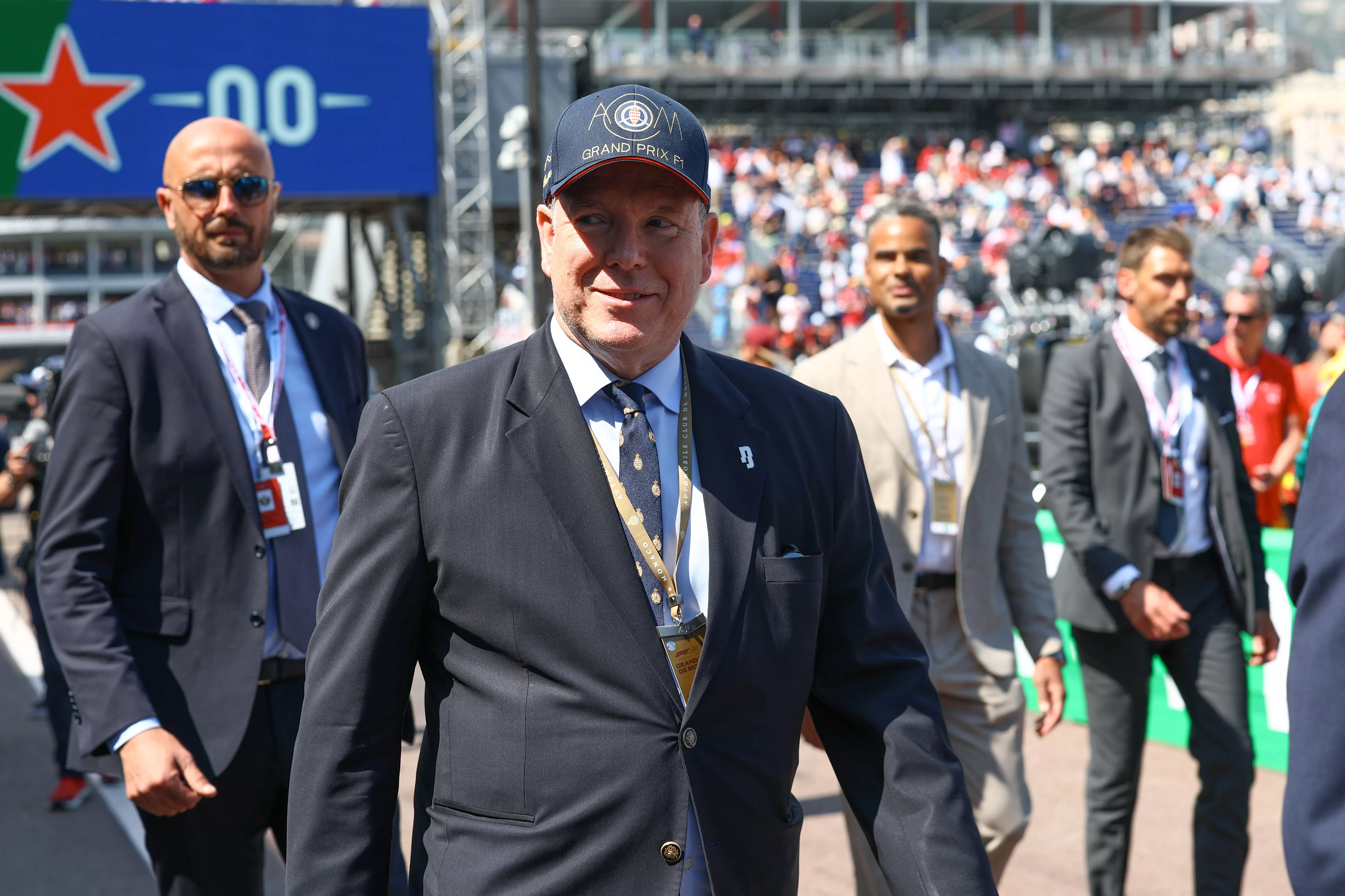 Charlène von Monaco zeigt beim Grand Prix ihre fürsorgliche Seite ...