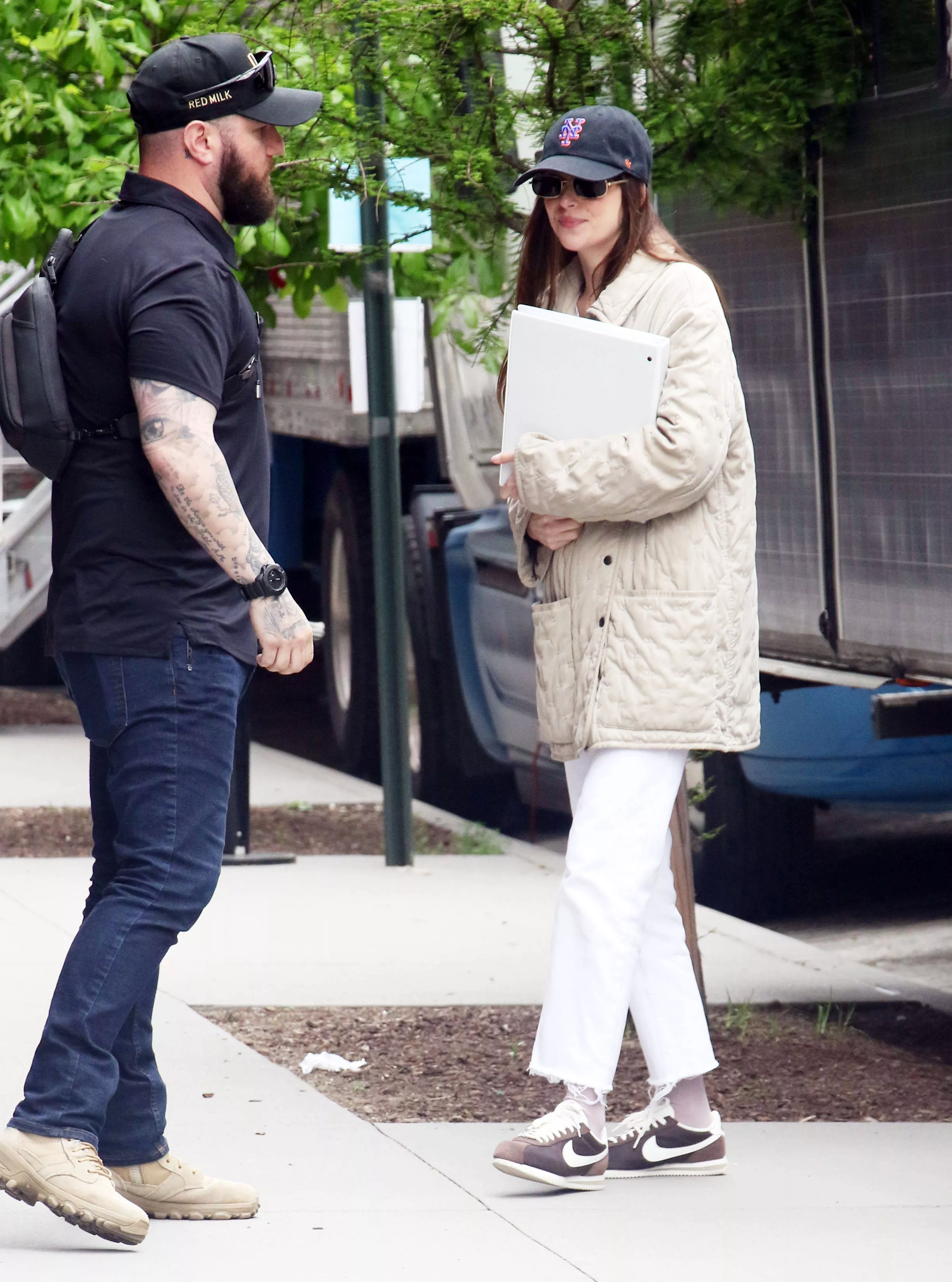 Dakota Johnson: Sie liebt diesen Nike-Sneaker | BUNTE.de