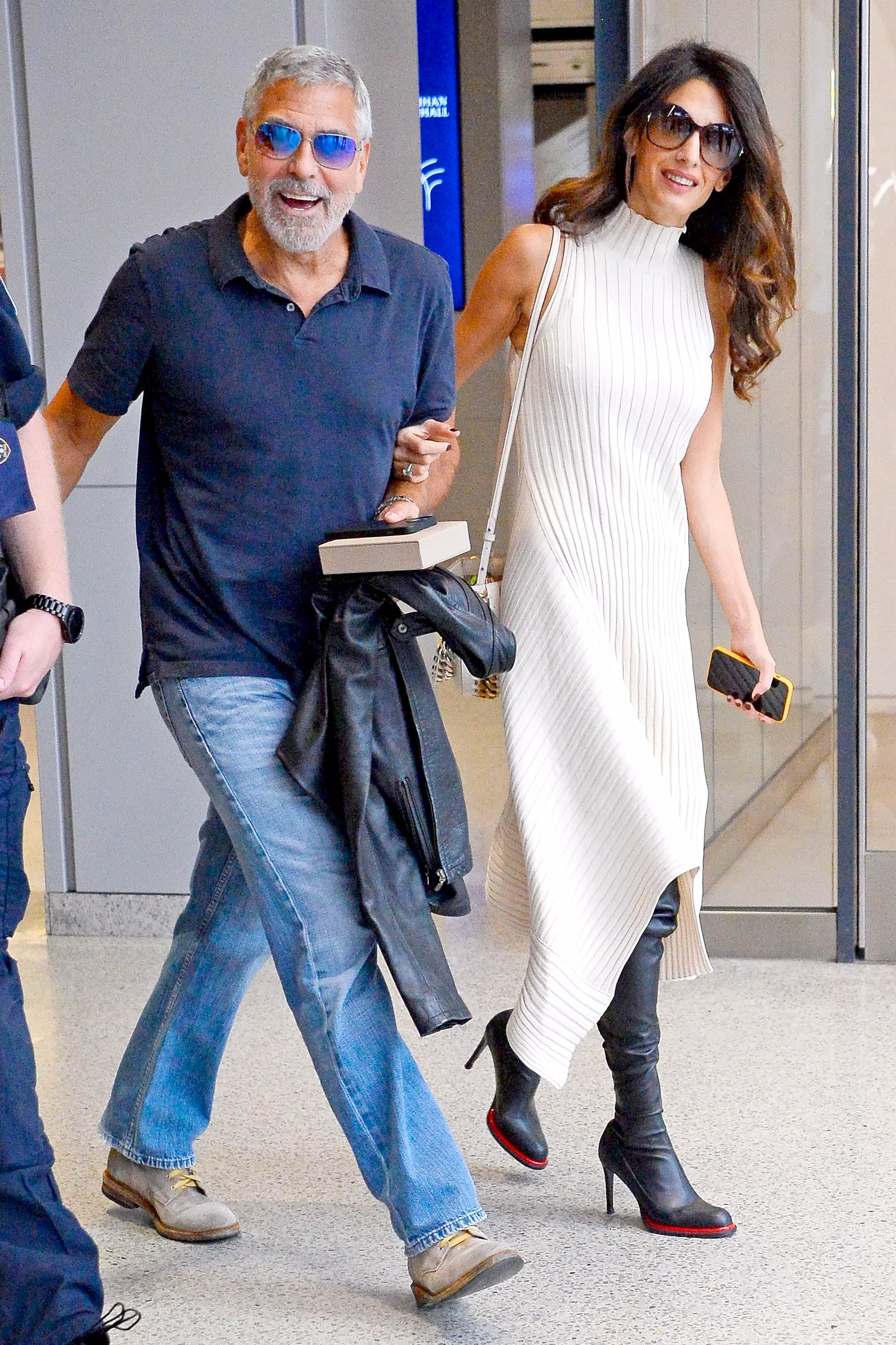 Amal & George Clooney: So cool steigen sie in New York in den Zug ...