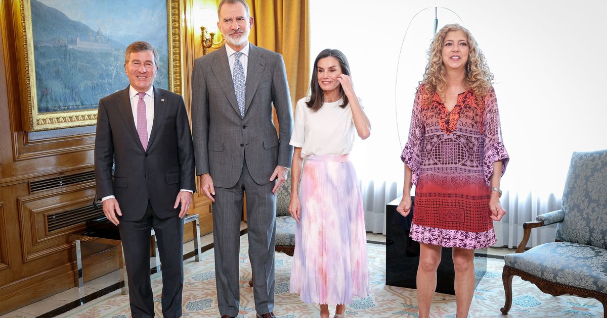 Letizia im Beach-Look, Felipe superschick – doch alle schauen nur auf ...