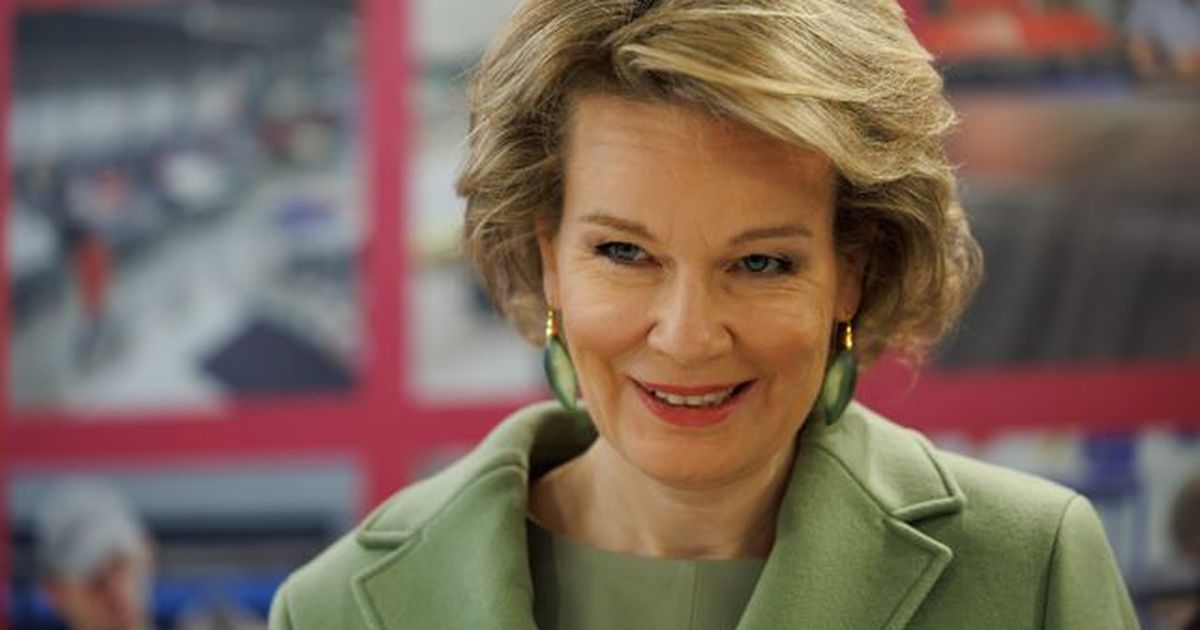 Im mintgrünen Cape-Mantel läutet Mathilde von Belgien den Frühling ein ...