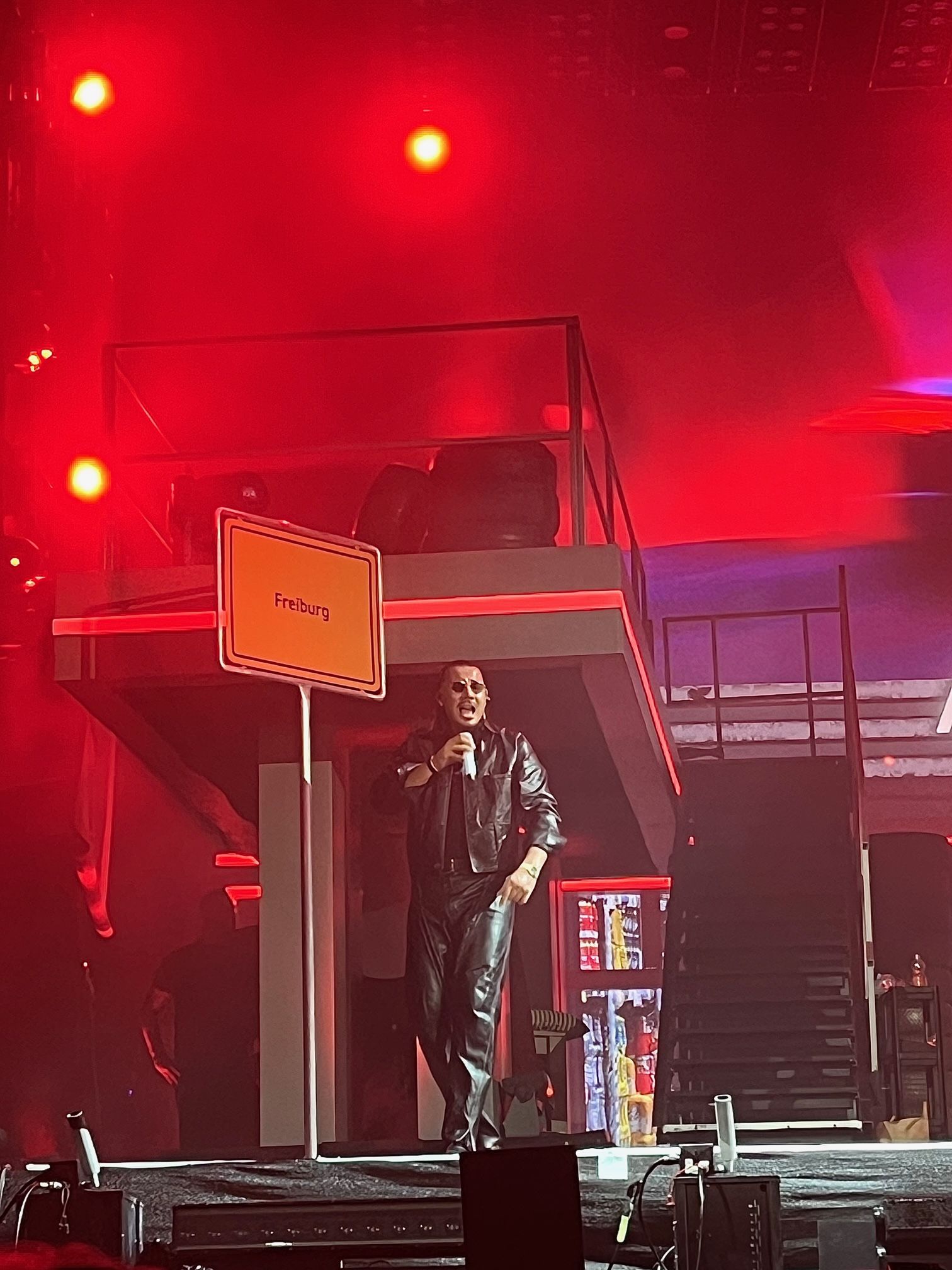 Rapper Apache 207 unterbricht Konzert zwei Mal, um Fans zu helfen ...