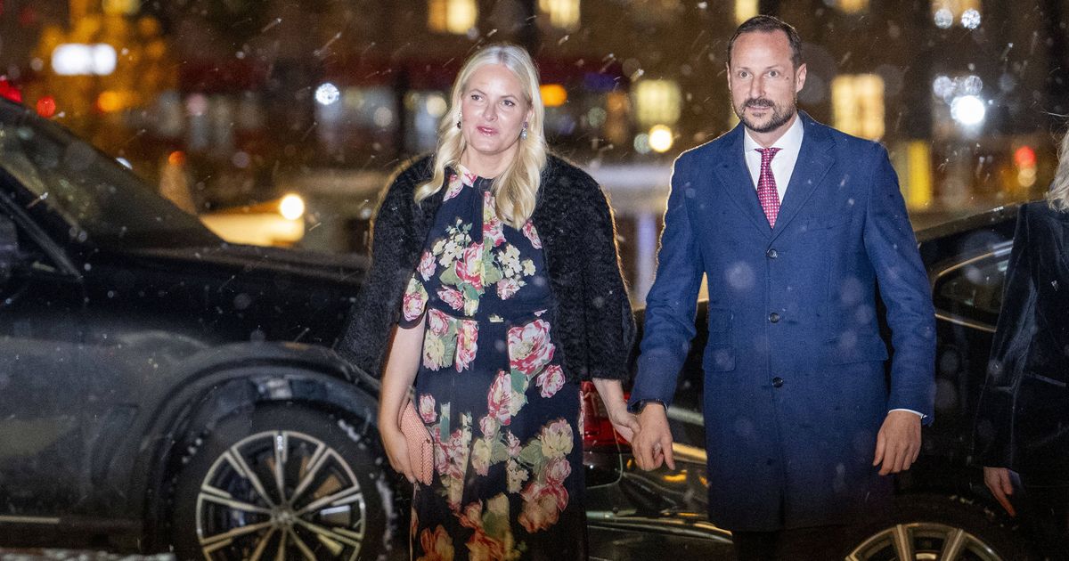 Mette-Marit von Norwegen mit Haakon Hand in Hand durch den Schnee ...