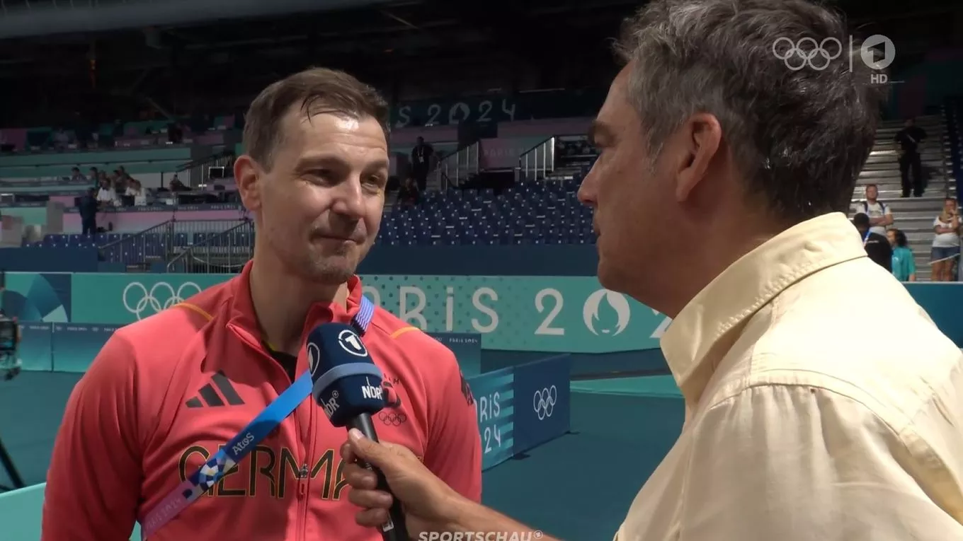 Beim Spiel der DFB-Frauen schmuggeln sich Thomas Müller und sein Pferd ...
