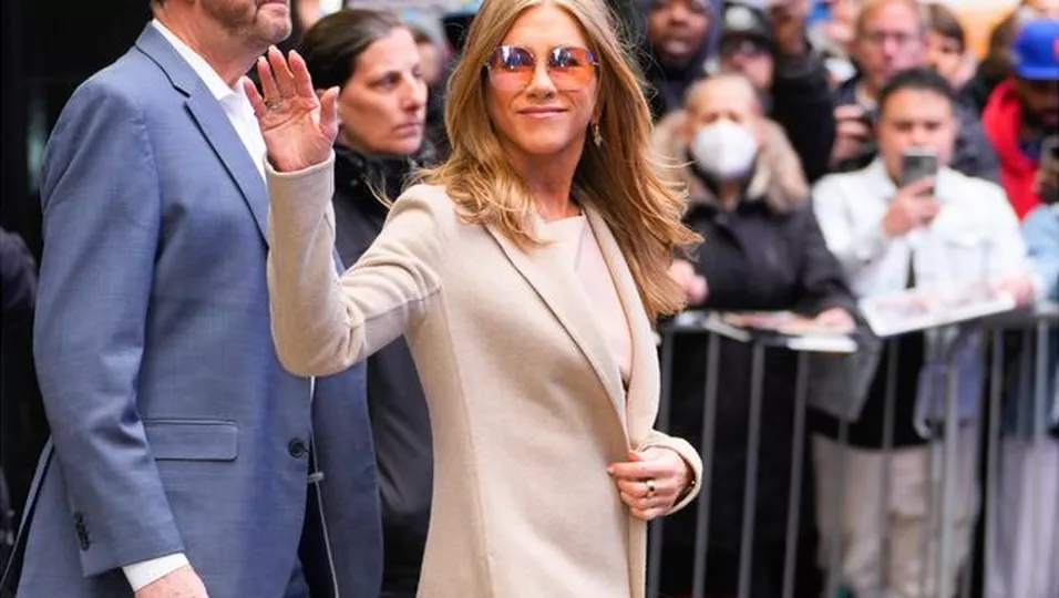 Jennifer Aniston: Ihr simpler Styling-Trick lässt jedes Outfit teurer ...